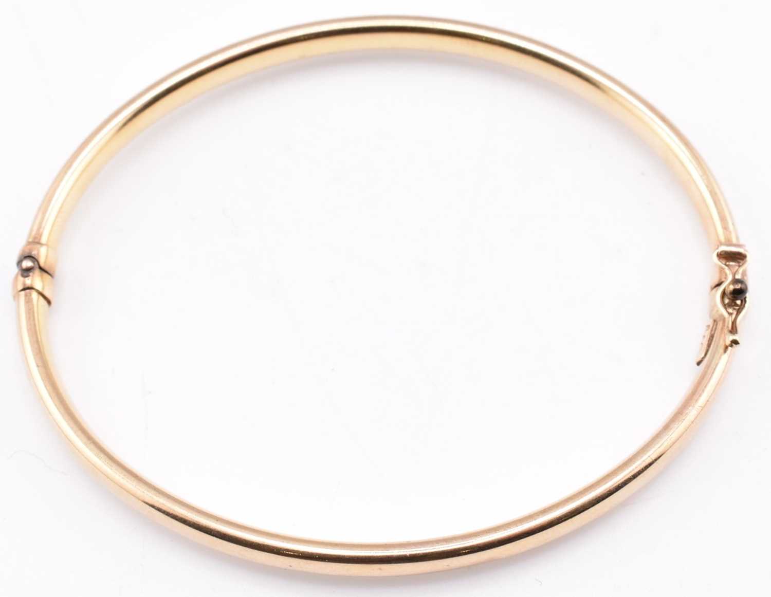 Lot 430 - 9CT GOLD HINGED BANGLE