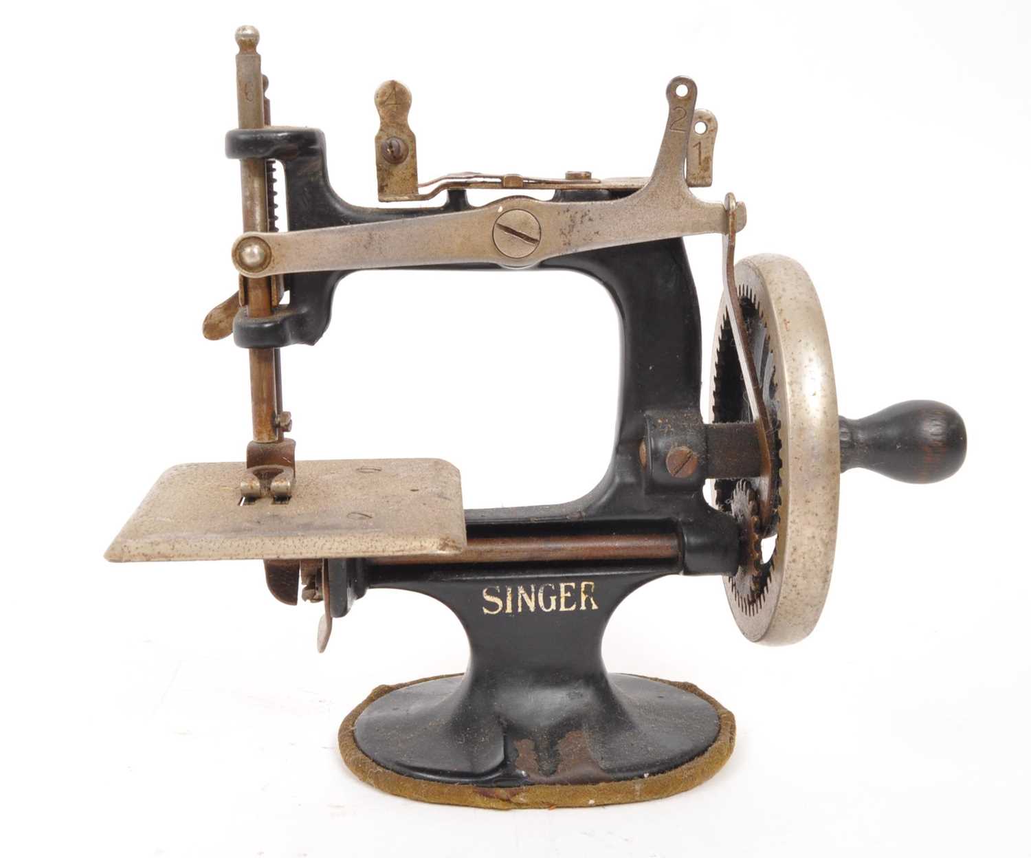 Lot 266 - SINGER - EARLY 20TH CENTURY MODEL 20 SEWING